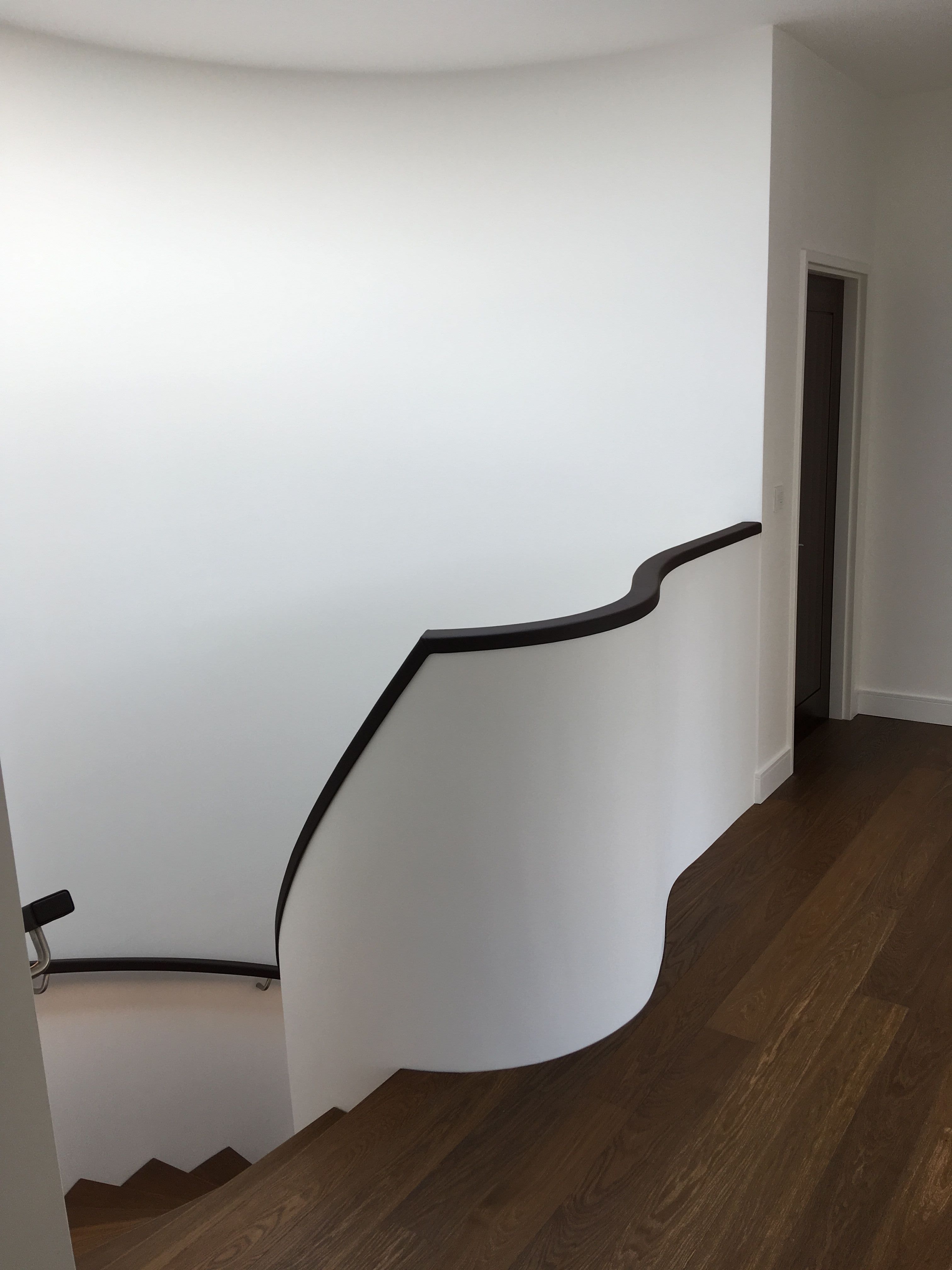 continuous leather handrail - Hide and Stitch